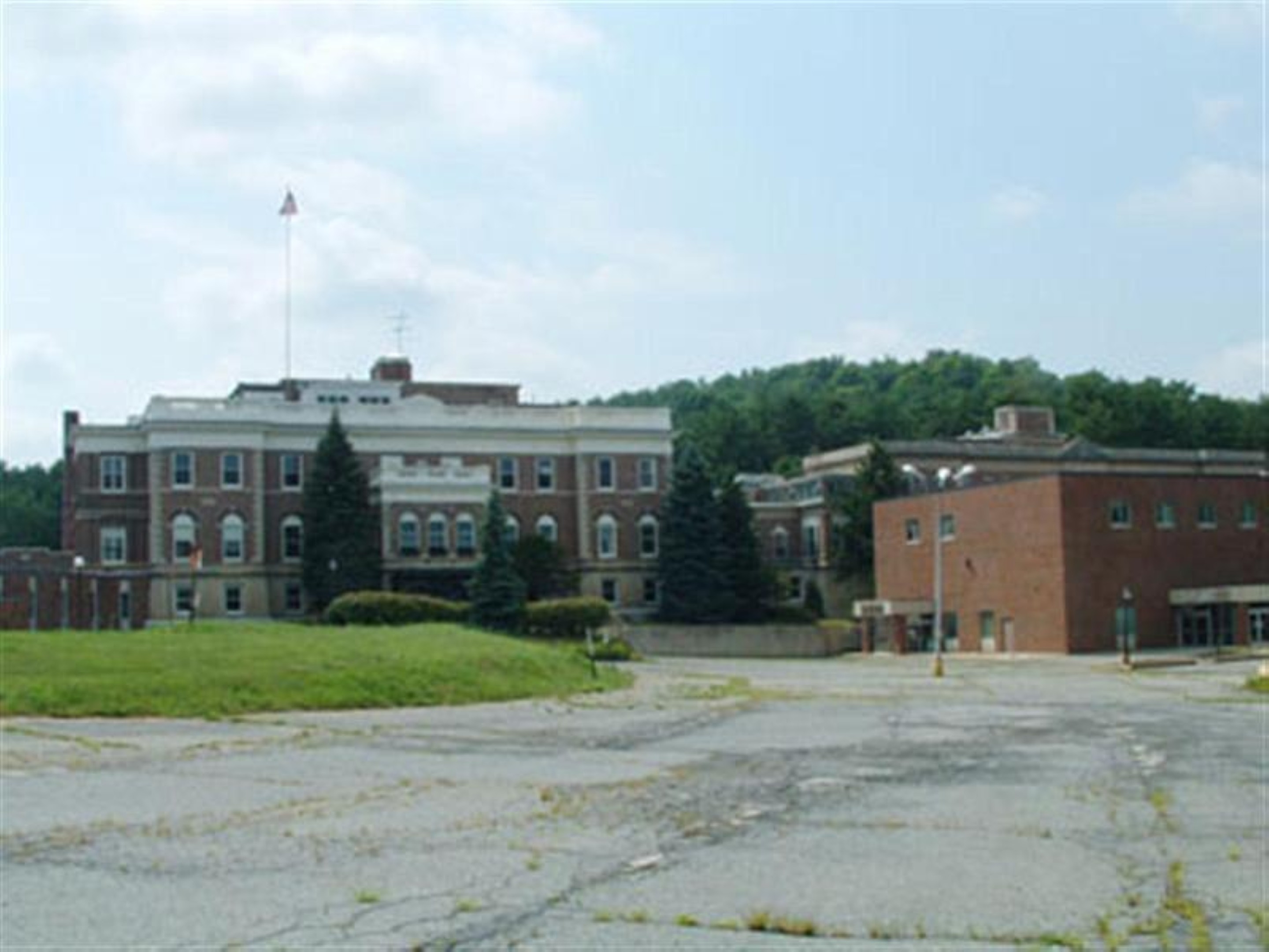 Mary McClellan Hospital: Outside, 2005 – Ken Gottry's history collection