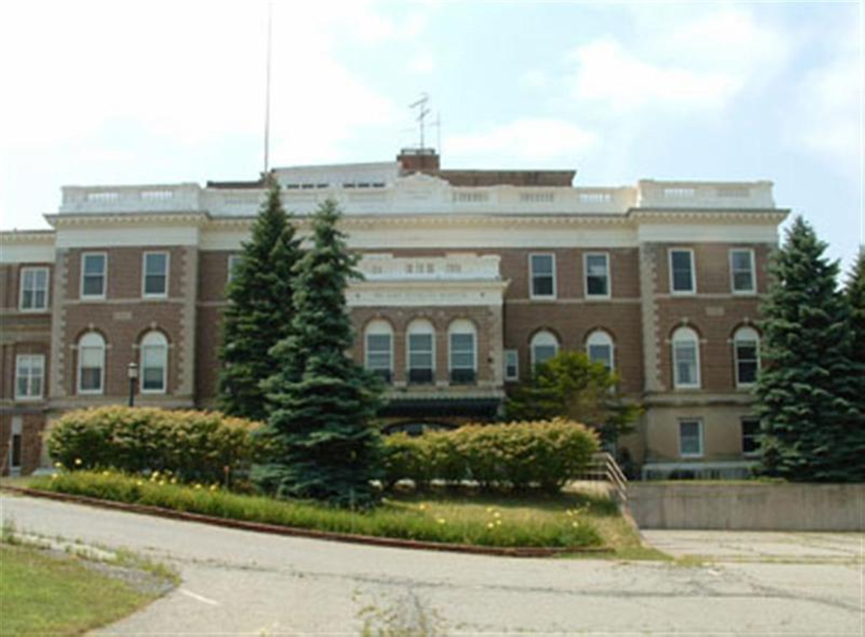 Mary McClellan Hospital: Outside, 2005 – Ken Gottry's history collection