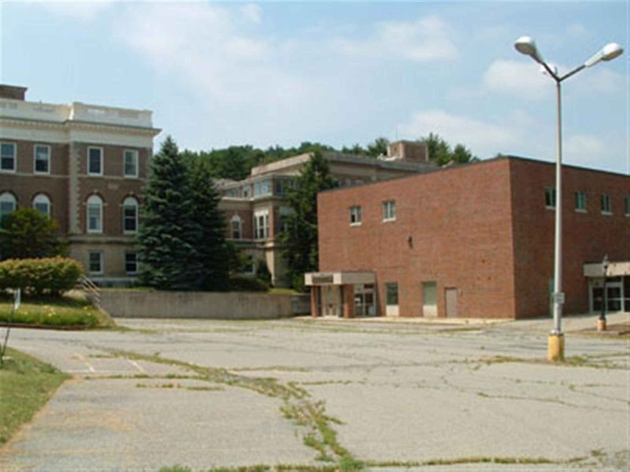 Mary McClellan Hospital: Outside, 2005 – Ken Gottry's history collection