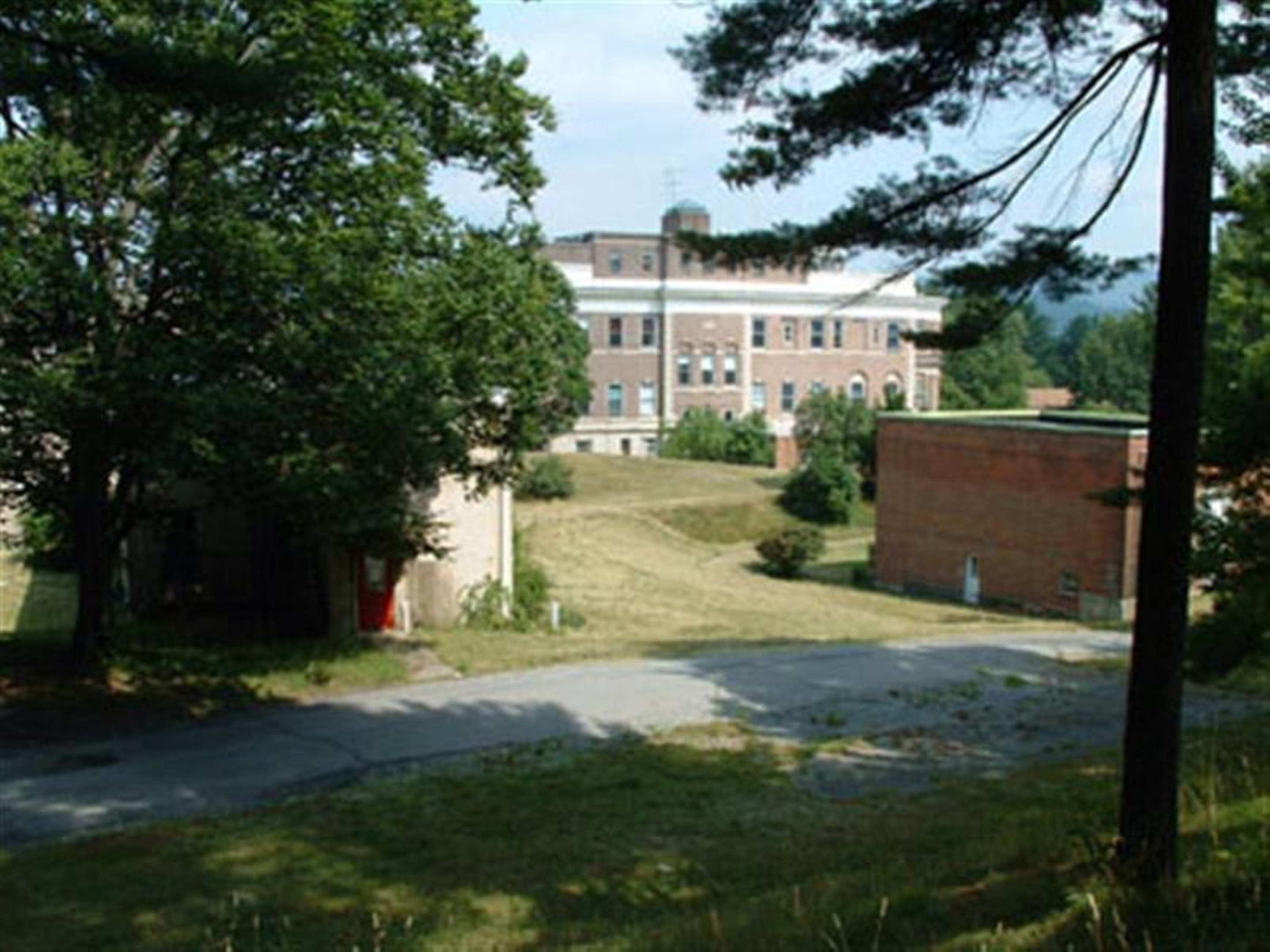 Mary McClellan Hospital: Outside, 2005 – Ken Gottry's history collection