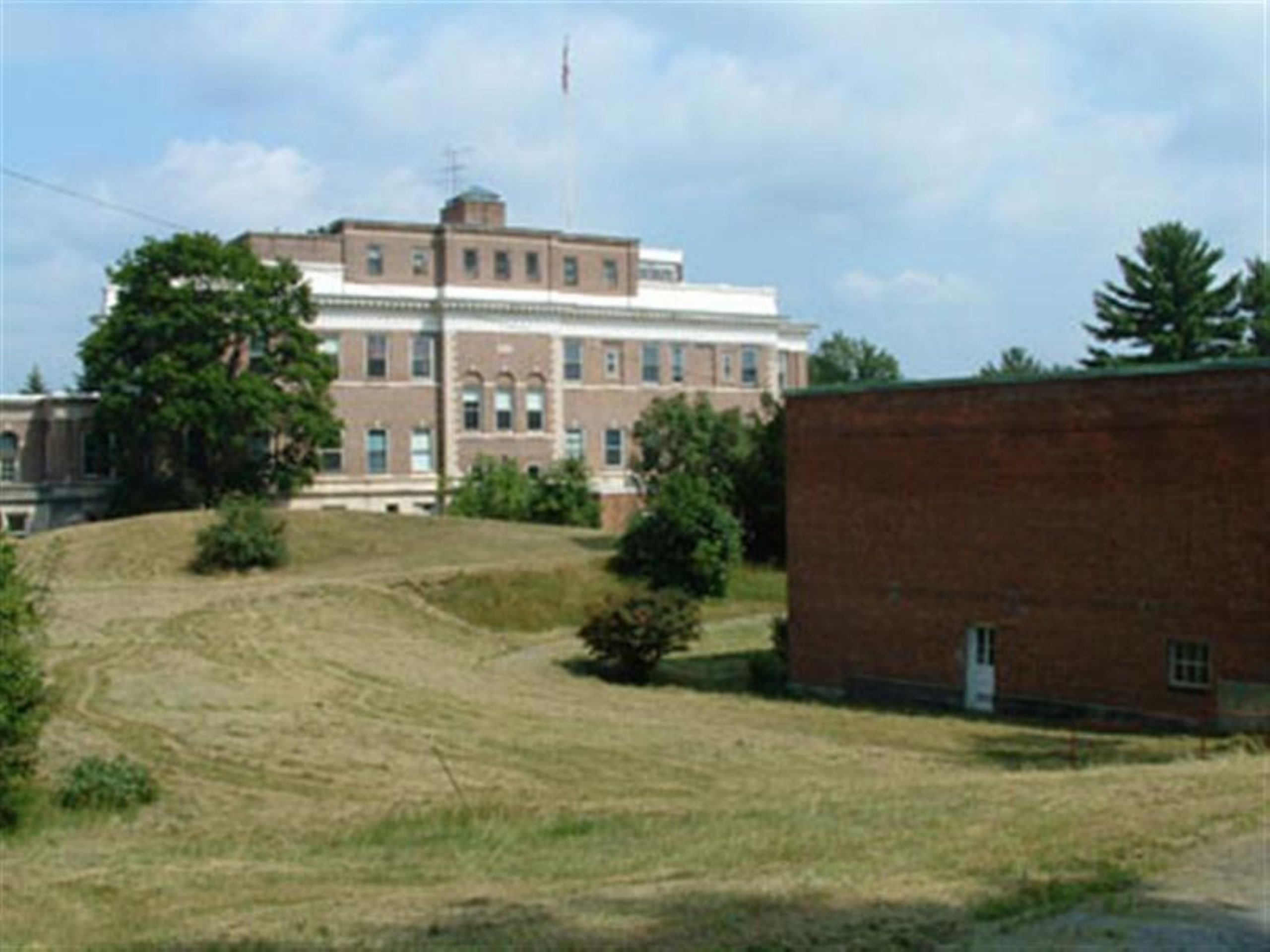 Mary McClellan Hospital: Outside, 2005 – Ken Gottry's history collection